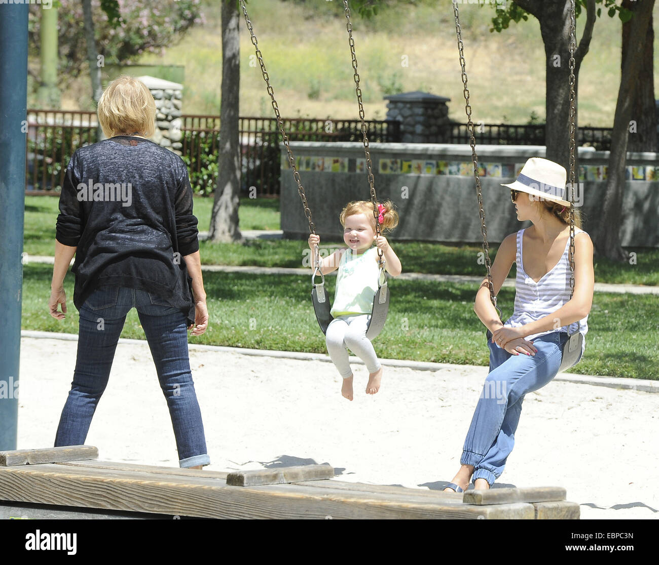 Jessica Alba bénéficie d'une journée au parc avec sa mère Catherine ...