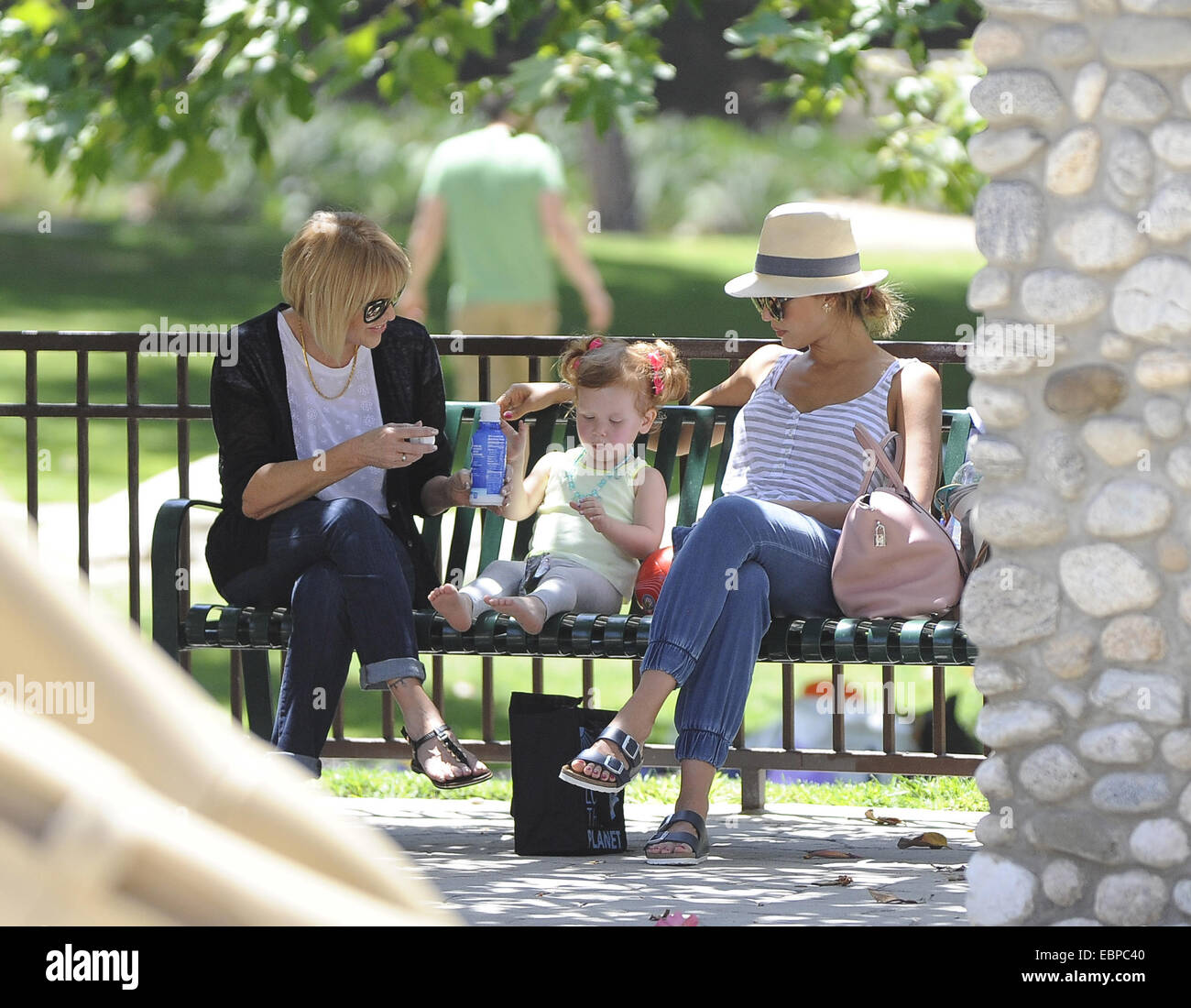 Jessica Alba bénéficie d'une journée au parc avec sa mère Catherine ...