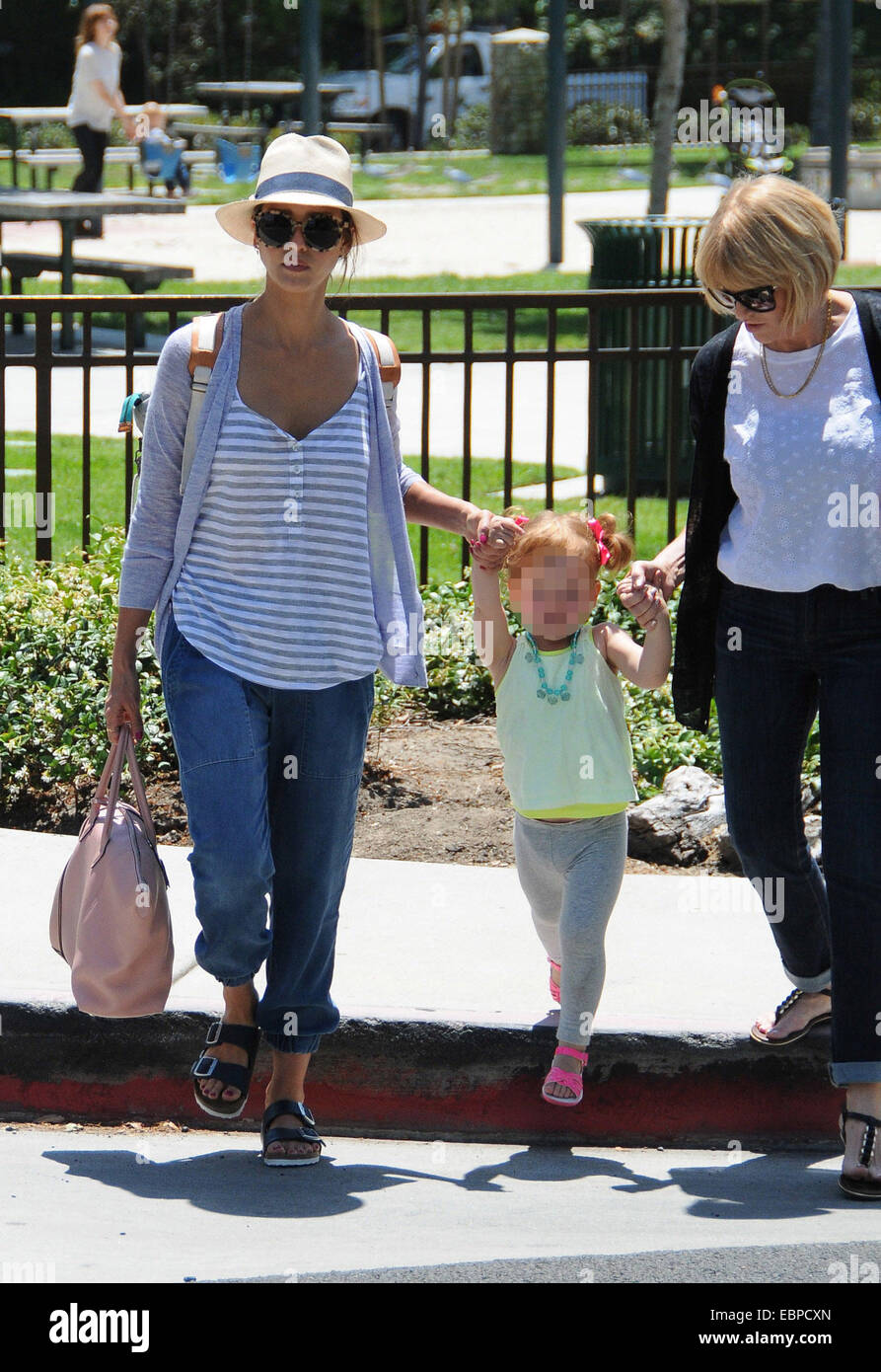 Jessica Alba bénéficie d'une journée au parc avec sa mère Catherine ...