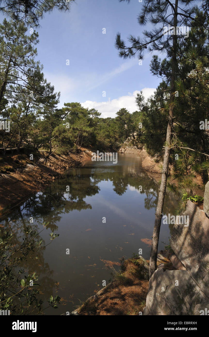 Le Lac Bleu, le lac bleu au Cap d'Erquy, France, Bretagne, Erquy Photo ...