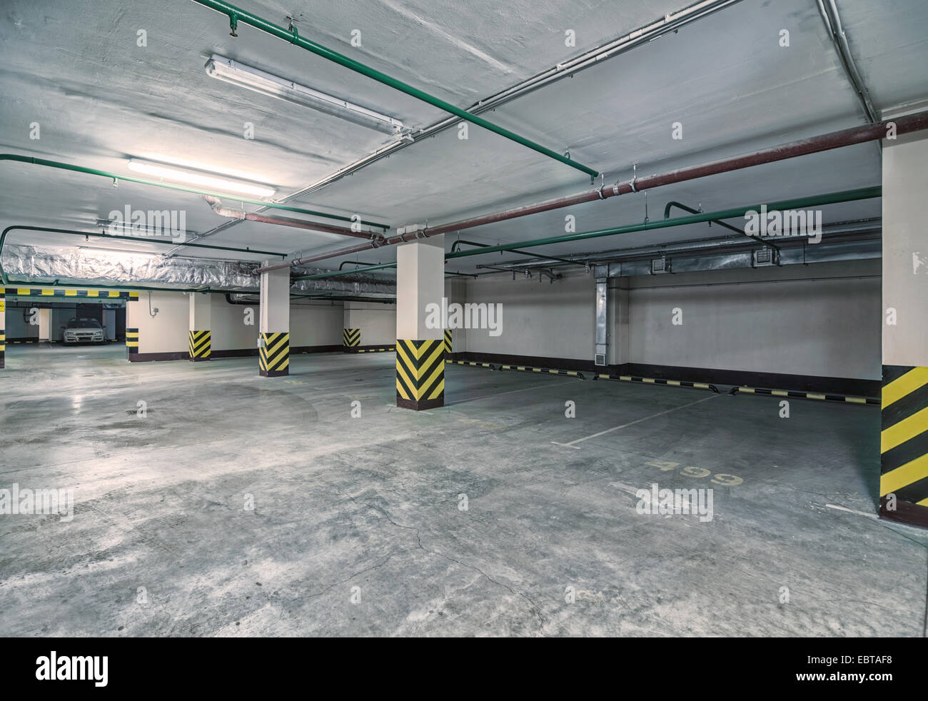 Parking souterrain, néons intérieur sombre en bâtiment industriel ...