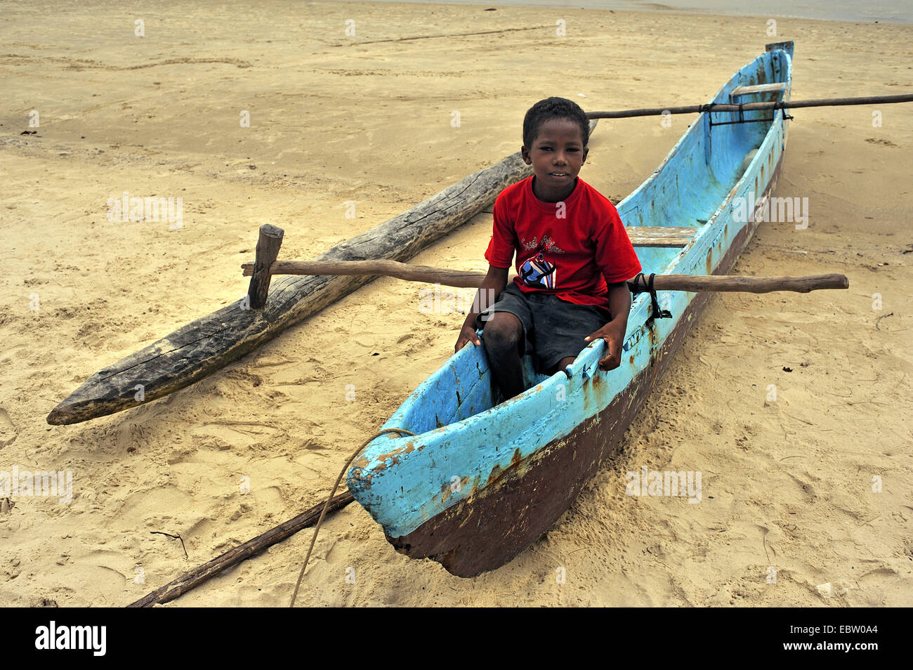 Vieille pirogue sur la plage Banque de photographies et d’images à ...