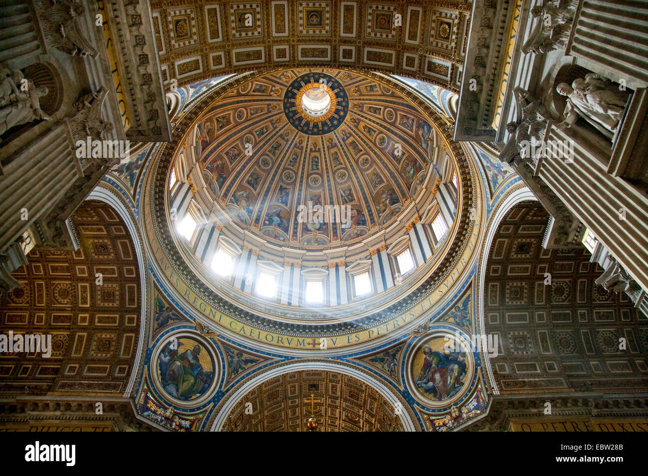 Le dôme de la Basilique St Pierre de Michelangelo, l'Italie, Cité du ...