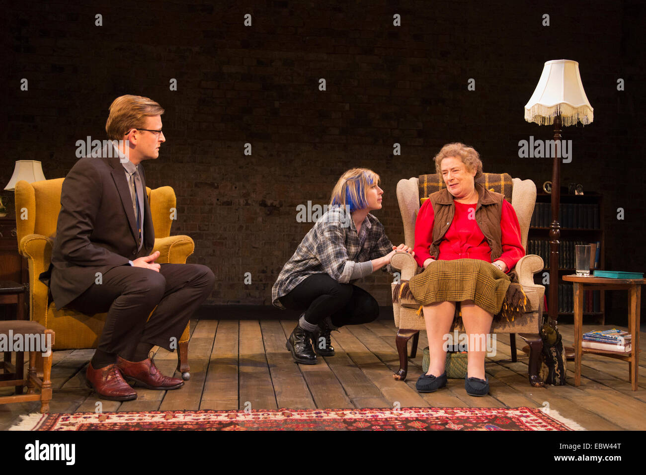 L-R : Simon Muller, Eleanor Wyld et Linda Bassett. En guerre, en ...