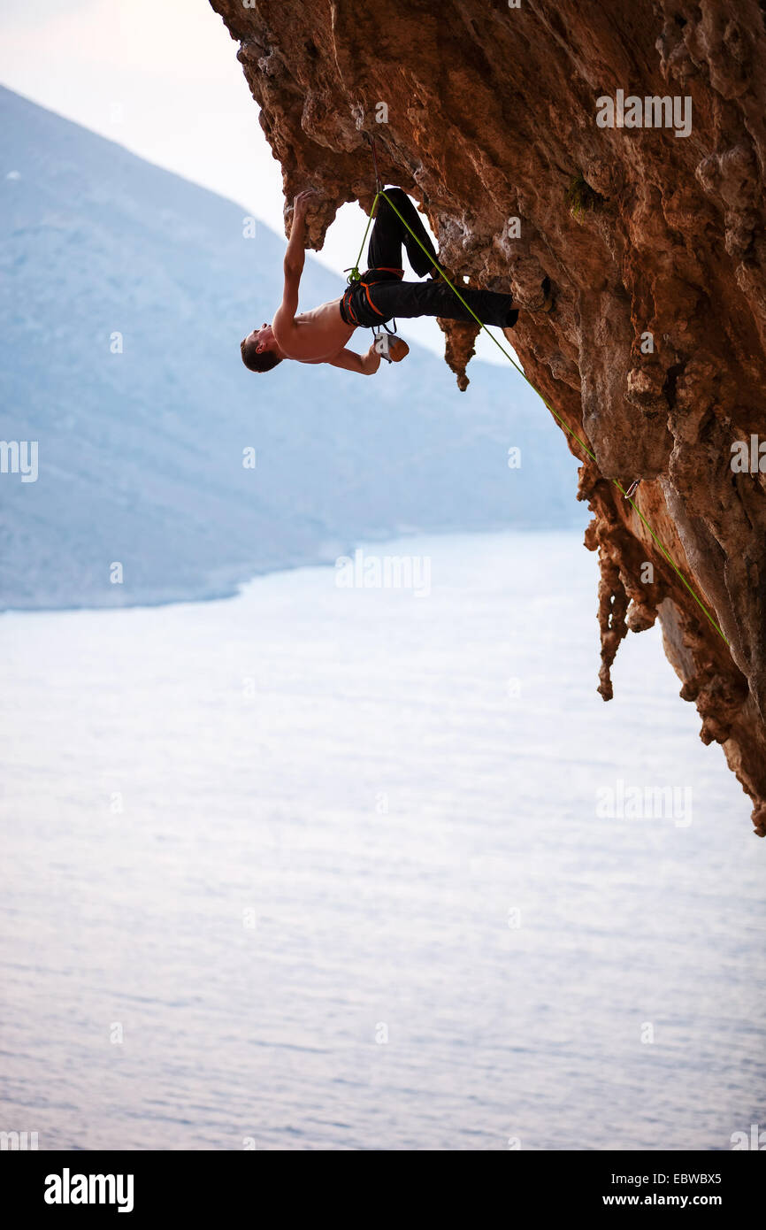 Escalade sur la falaise en surplomb, Kalymnos, Grèce Photo Stock - Alamy