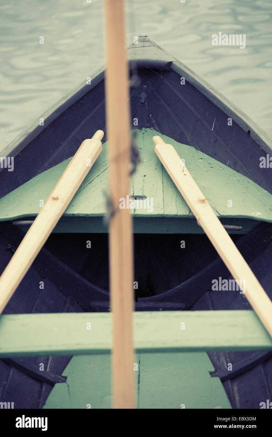 Bateau en bois avec rames Banque de photographies et d’images à haute ...
