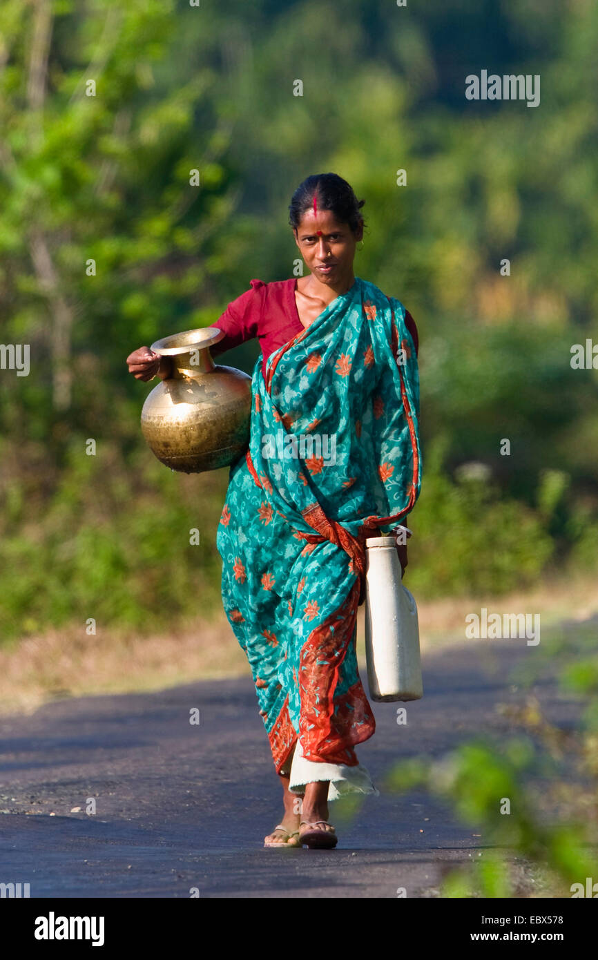 Indian woman carrying pot d'eau, de l'Inde, les îles d'Andaman Photo ...