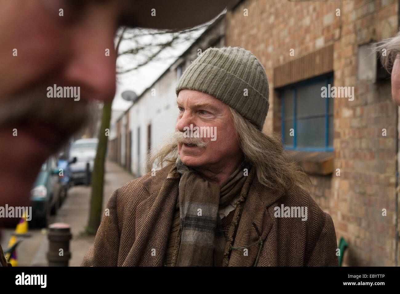 Derek Jacobi, qui joue le rôle à la fois de Charles Dickens et le ...