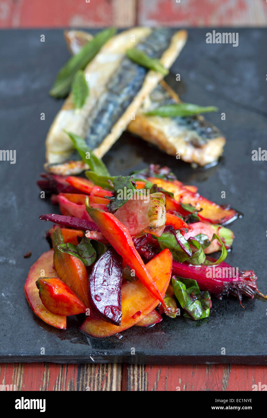 Légumes rôtis avec filets de loup de mer Photo Stock - Alamy Légumes rôtis avec filets de loup de mer Photo Stock - Alamy
