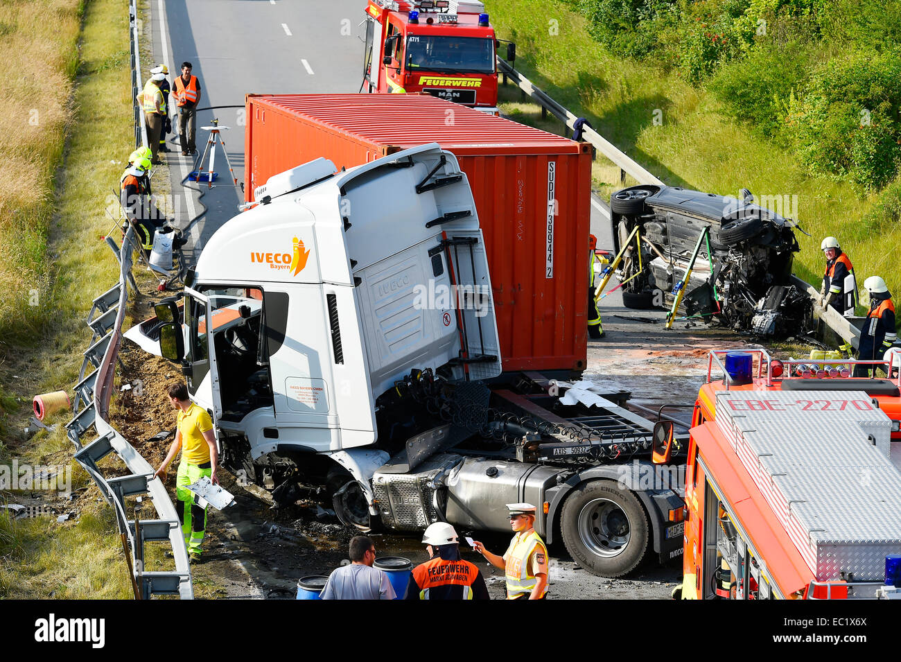 L'opération de lutte contre l'incendie, l'accident mortel de la circulation, collision frontale ...