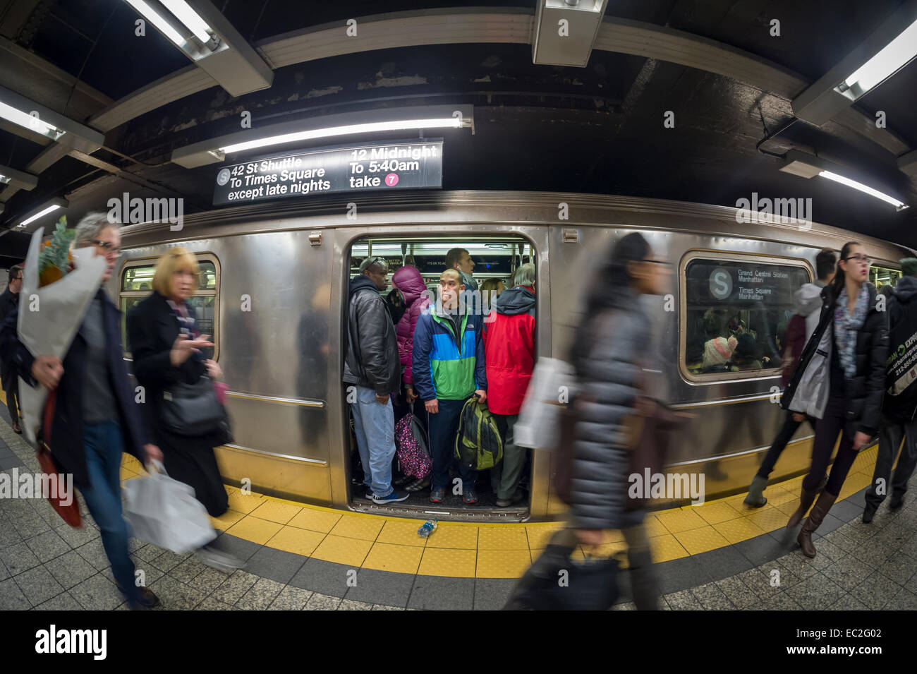 Les passagers s'entassent dans une rame de métro aux heures de pointe à ...