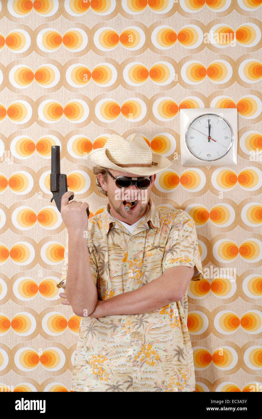 Homme avec un cigare et Revolver, style Rétro Photo Stock - Alamy
