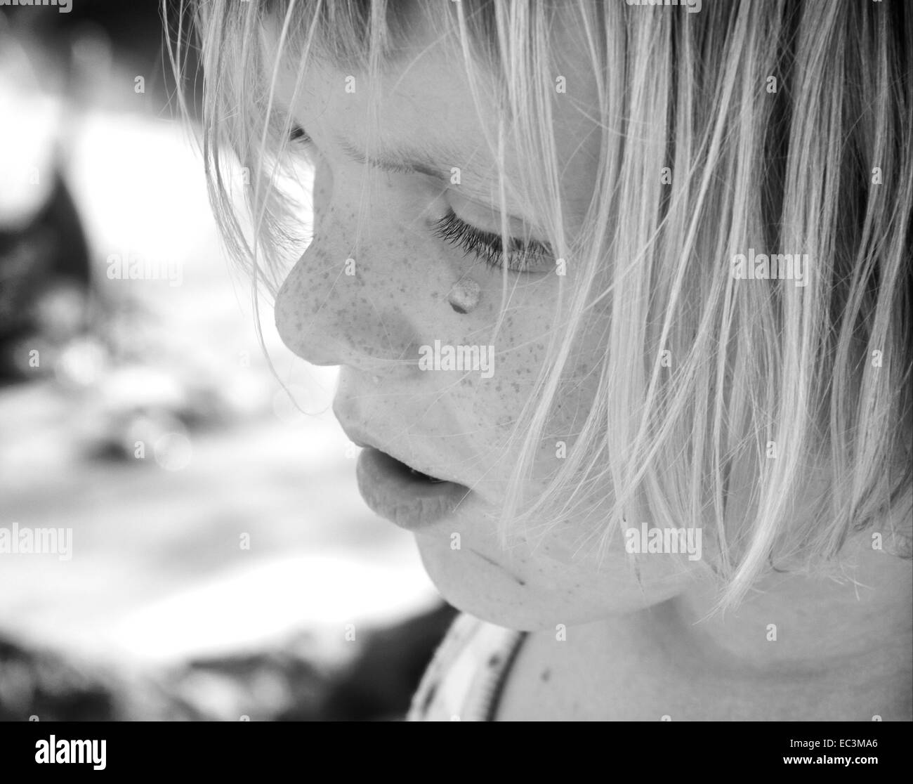 Petite fille triste Banque d'images noir et blanc - Alamy