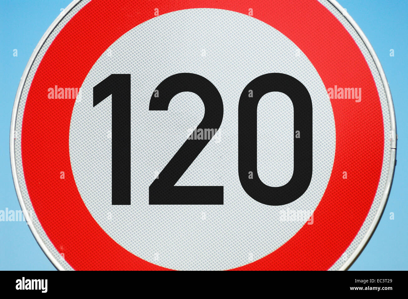 Speed limit 120 km h Banque de photographies et d’images à haute ...