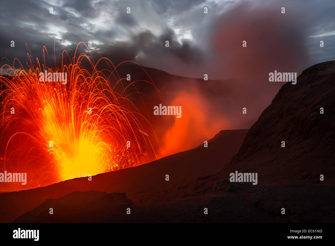 Éruption du mont volcan Yasur, île de Tanna, Vanuatu, Océanie Photo ...