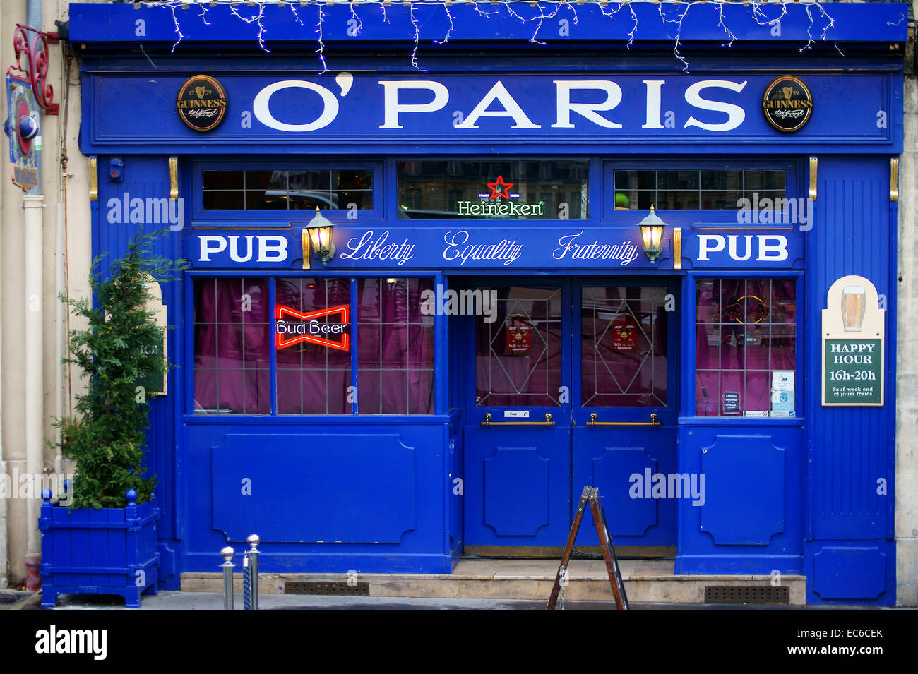 Neon lights of the paris bar Banque de photographies et d’images à ...