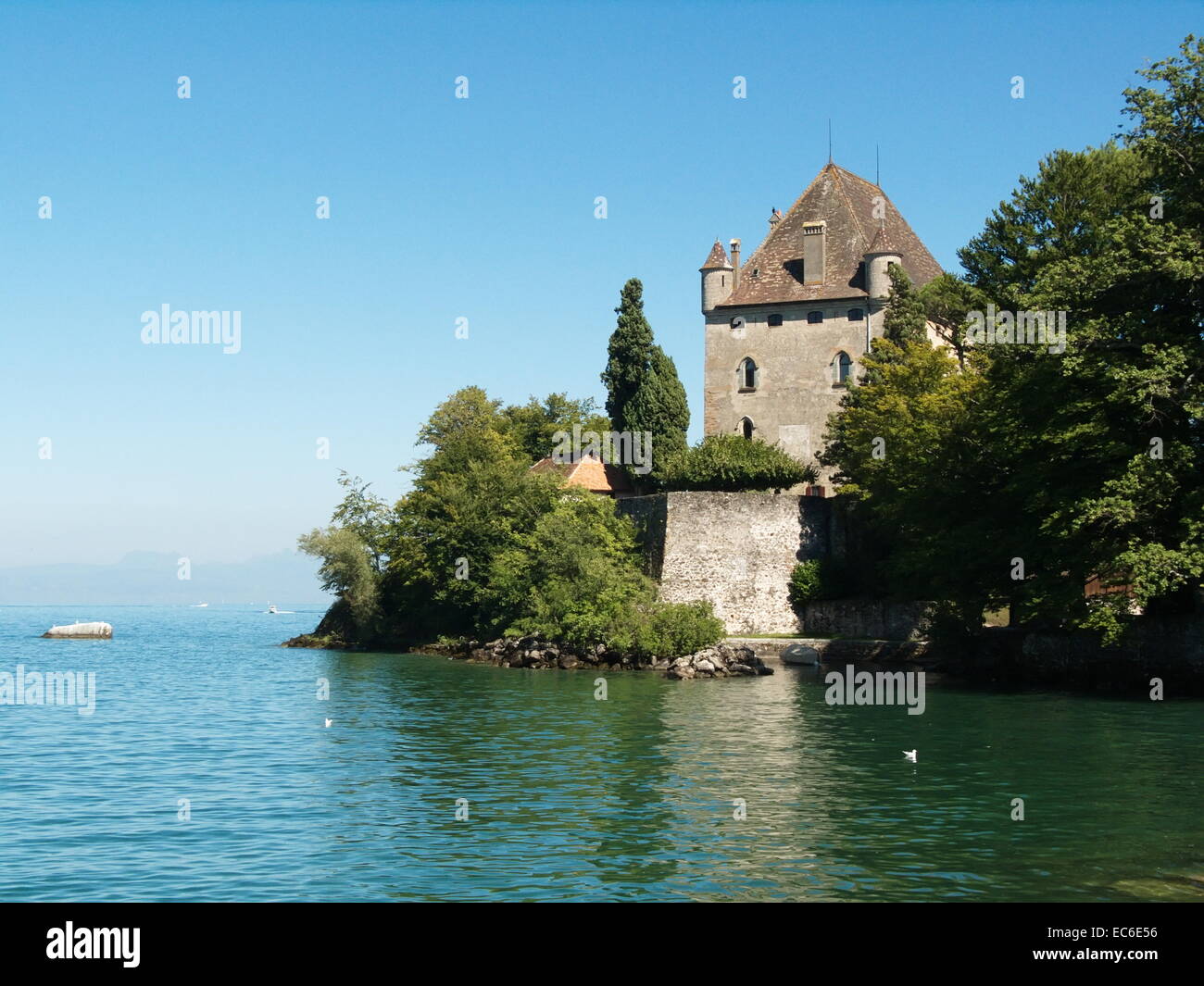 Le château à Yvoire, sur la rive sud du lac Léman, entre Genève et ...