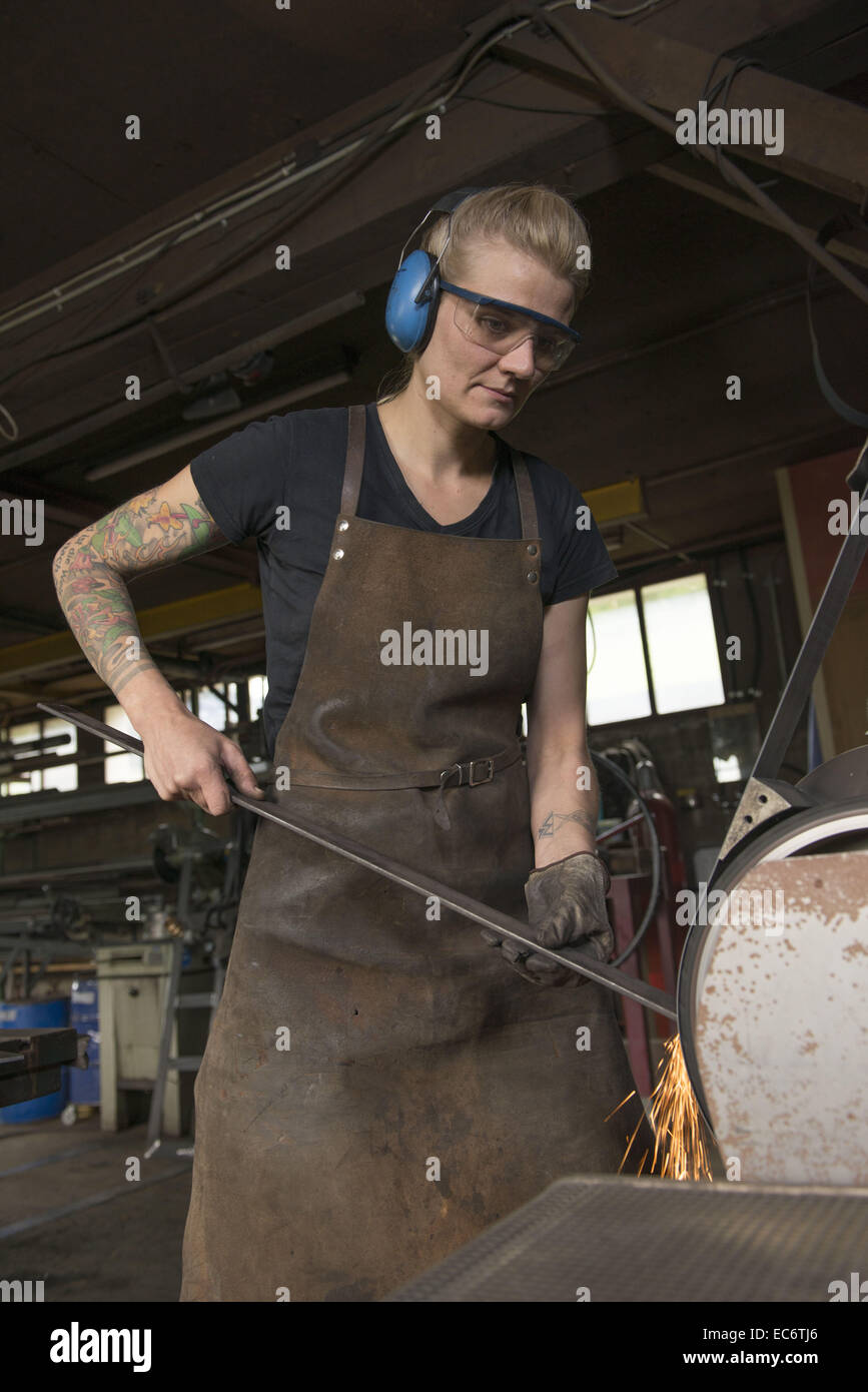 Female blacksmith work forge Banque de photographies et d’images à ...