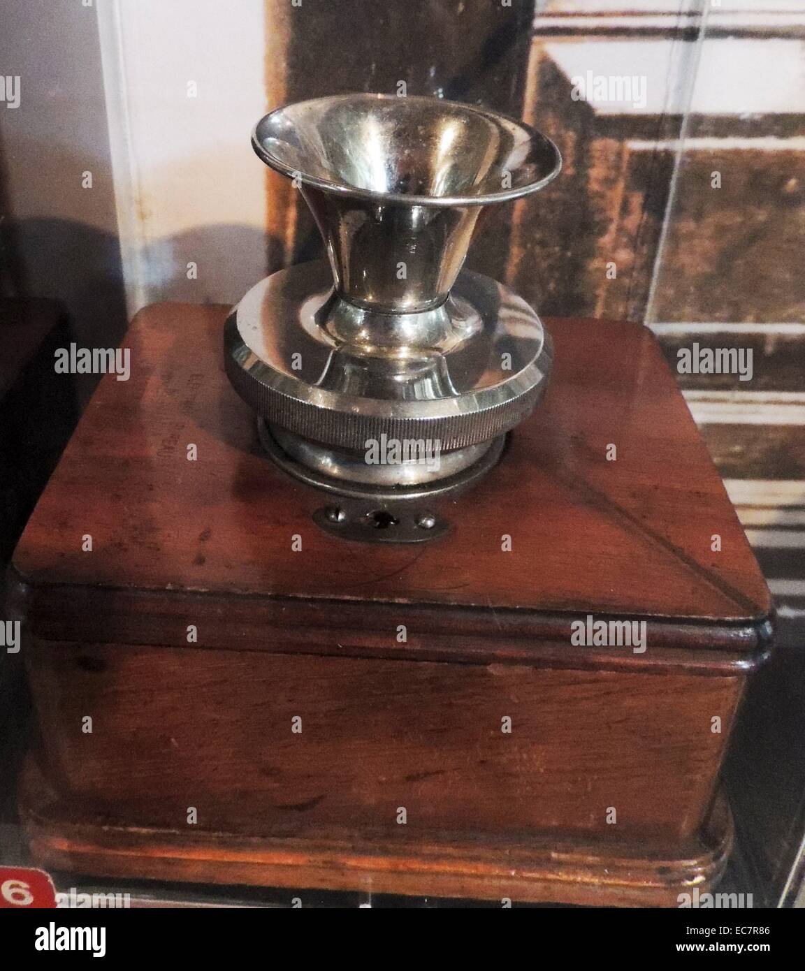 Téléphone de Bell à partir de 1882-1885. Le premier téléphone de Bell a ...