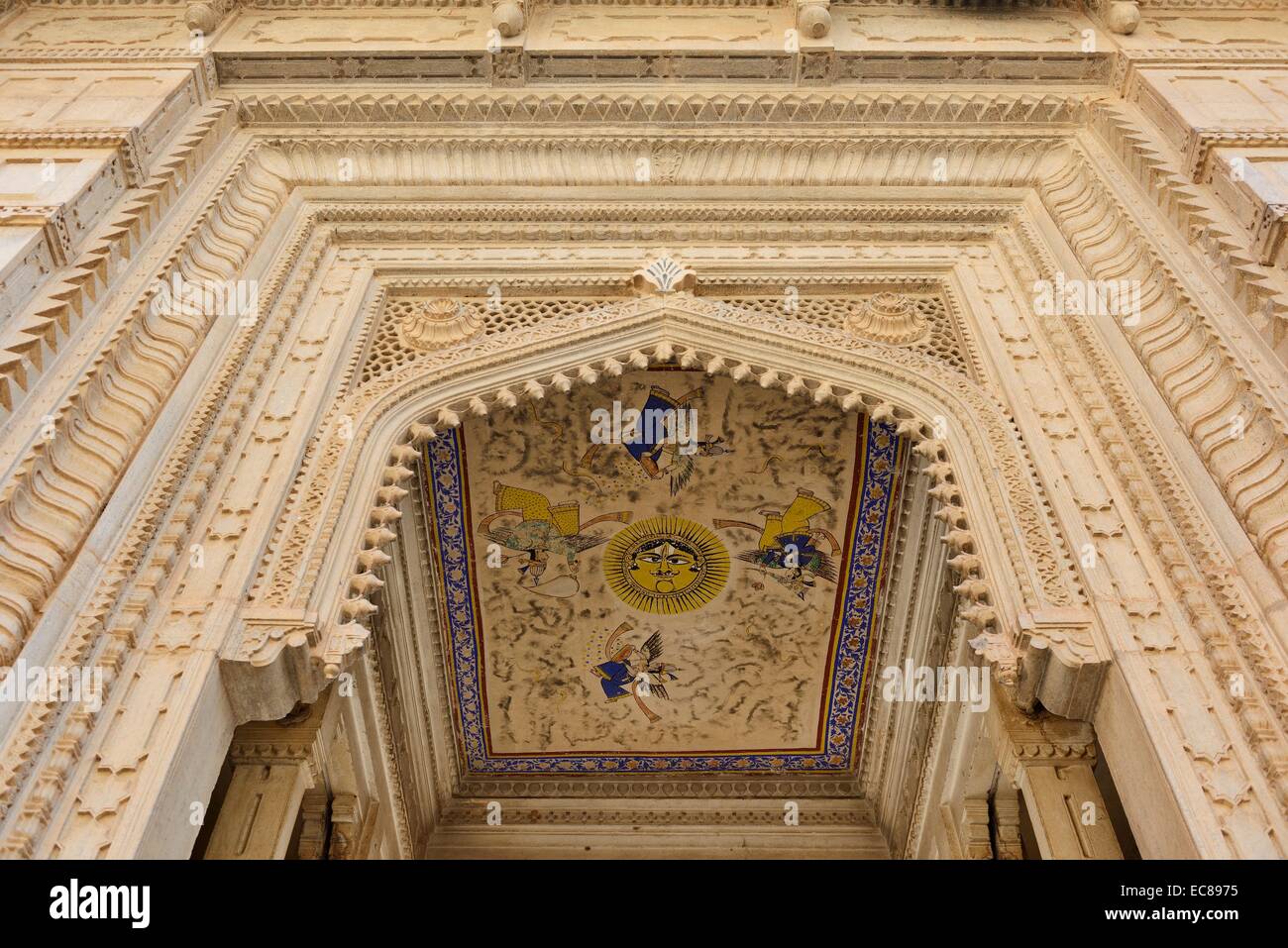 L'Inde, Rajasthan Région de Mewar, Bundi village, porche d'entrée dont ...