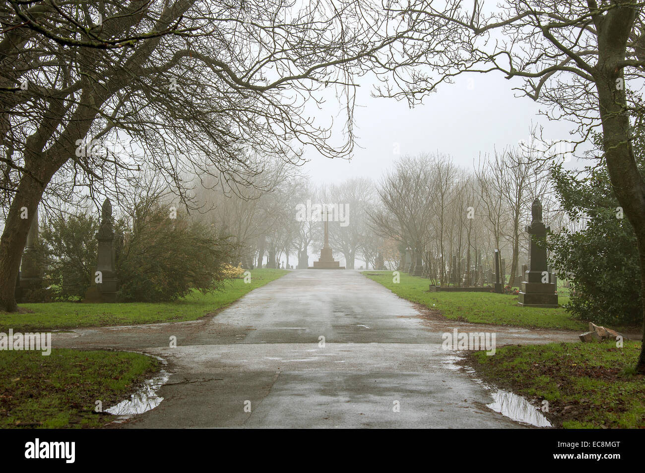 Debout à la jonction des quatre routes dans un cimetière de West ...