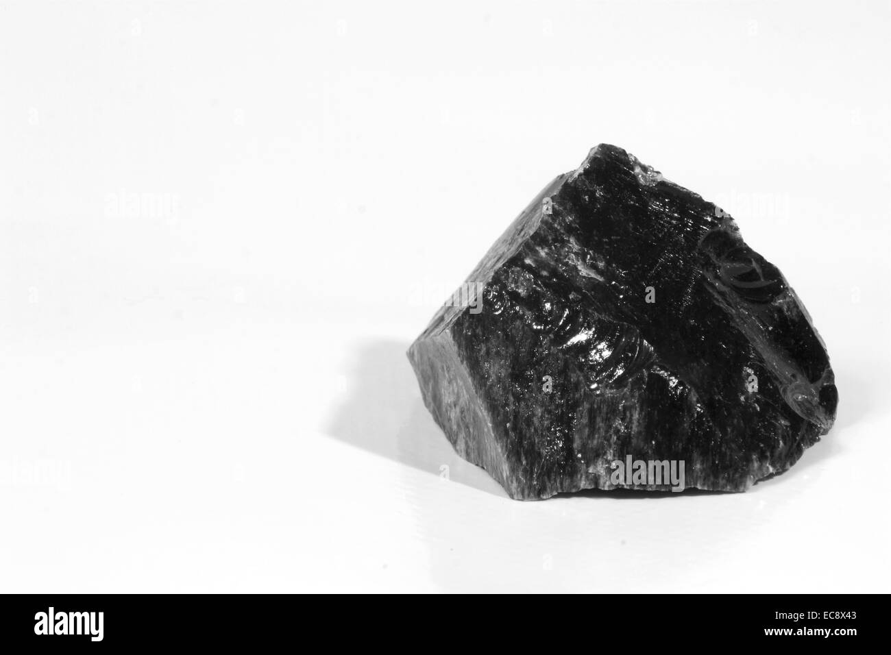 Un petit morceau de la obsidienne roche vitreuse volcanique Photo Stock ...