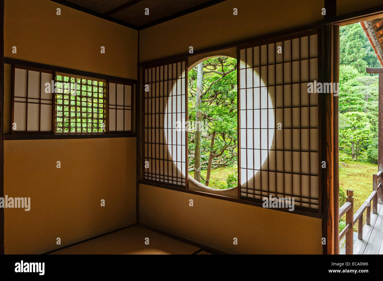 Japanese Round Window Banque d'image et photos - Alamy