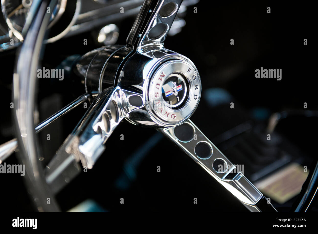 Ford Mustang volant, chrome Photo Stock - Alamy