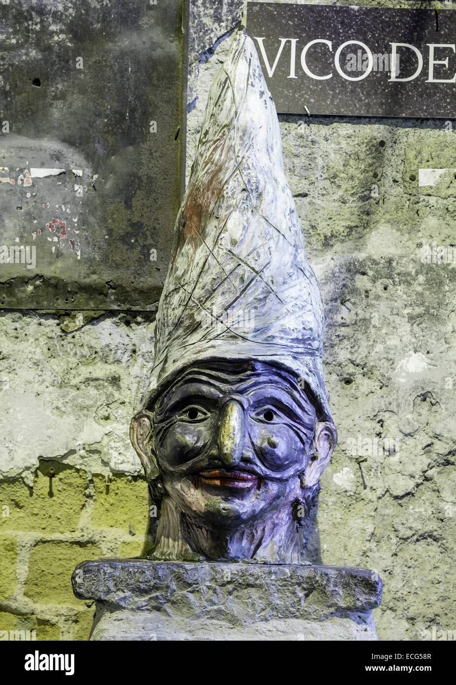 Pulcinella mask statue naples Banque de photographies et d’images à ...