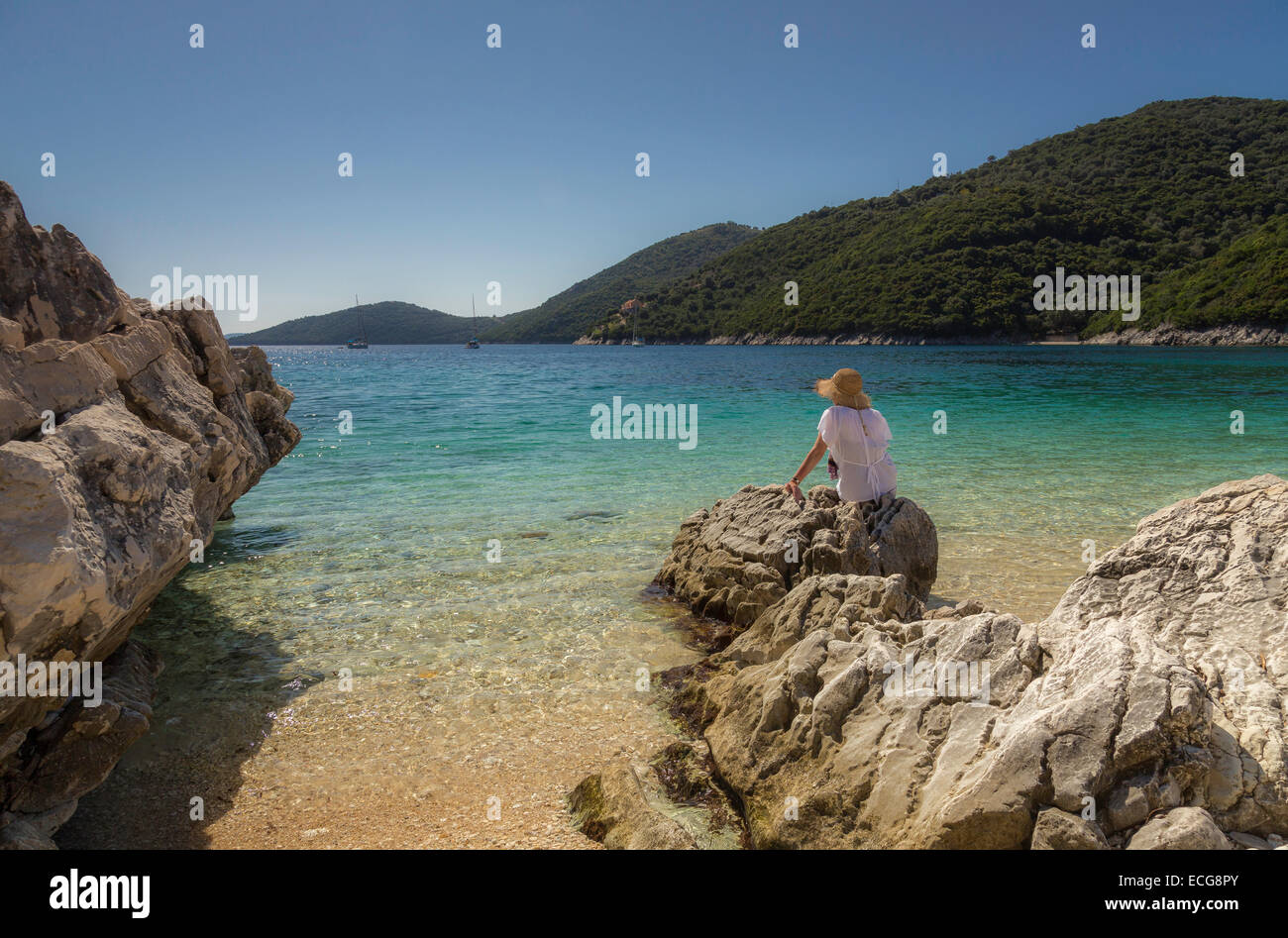 Femme assise sur rocher Banque de photographies et d’images à haute résolution - Alamy