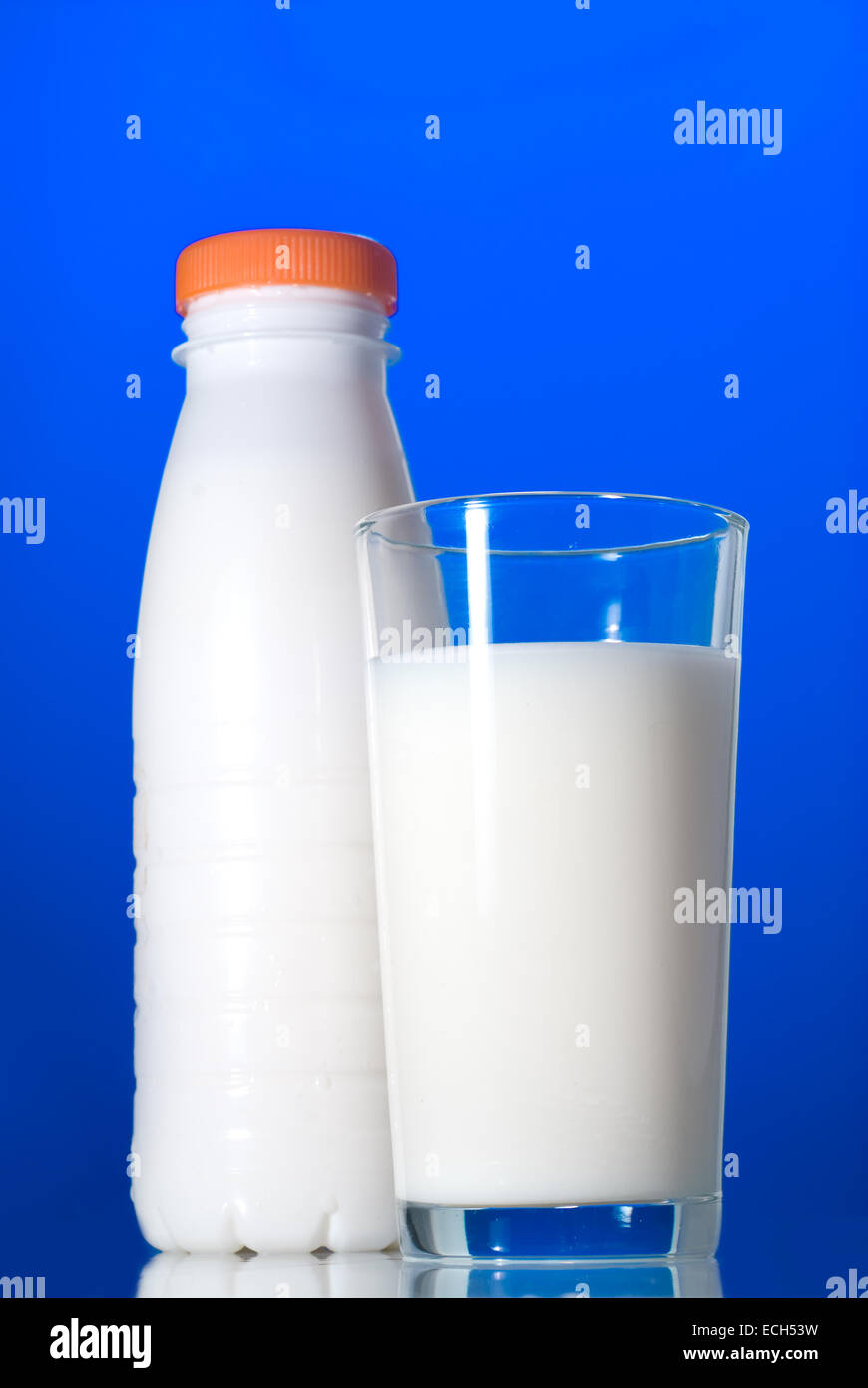 Le lait en bouteille et verre isolé sur blue Photo Stock - Alamy