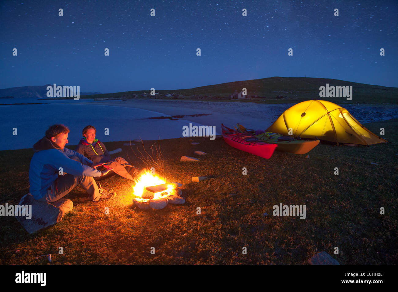 Gens sur la plage avec feu de camp Banque de photographies et d’images ...