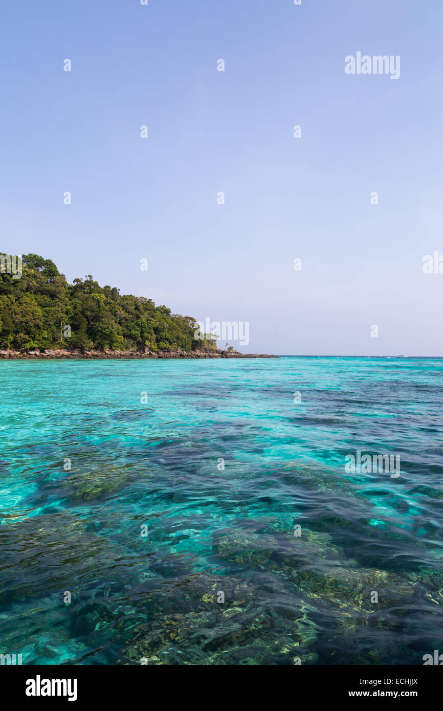 Ciel bleu et mer turquoise Banque de photographies et d’images à haute ...