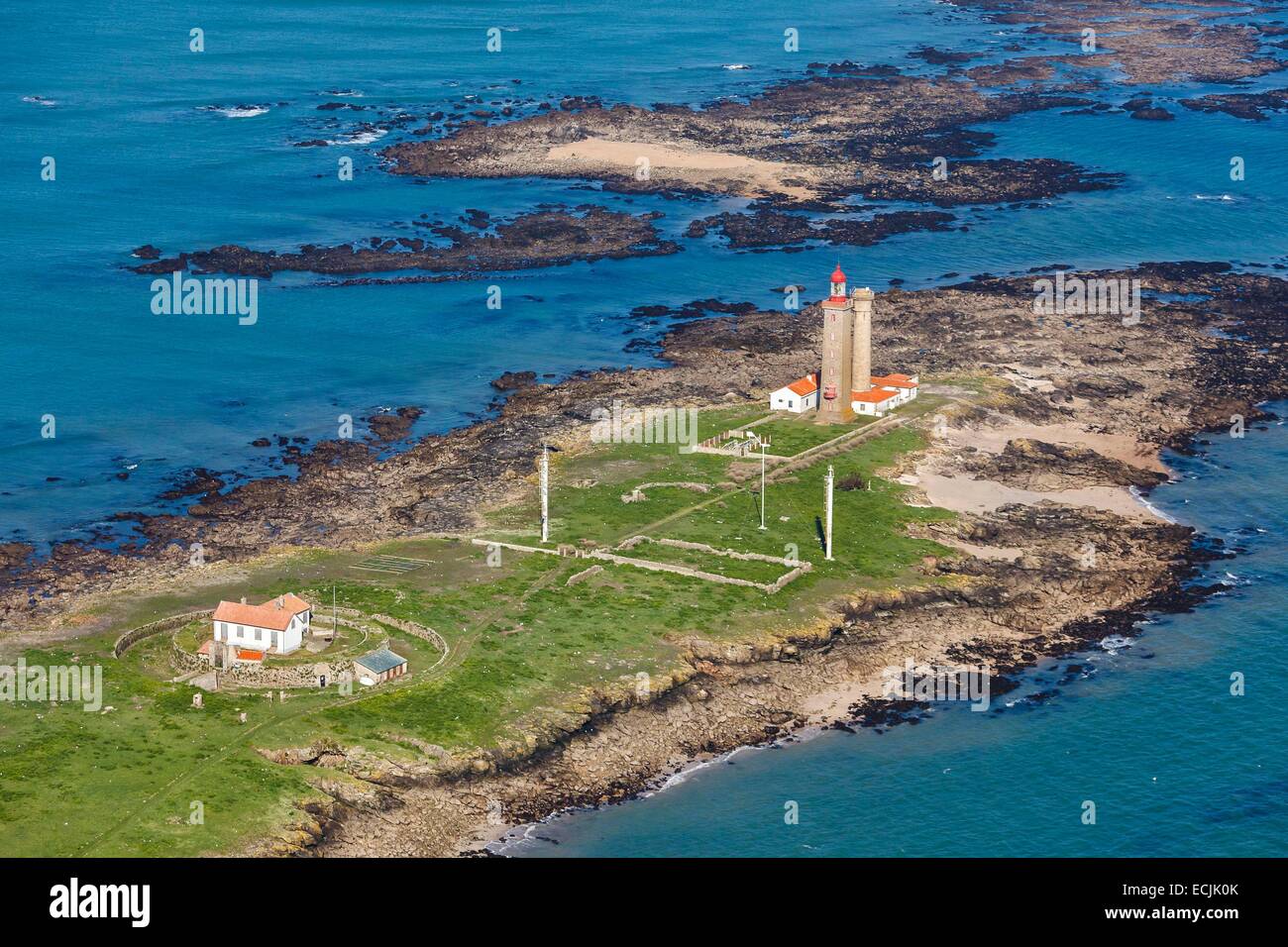 France, Vendée, Ile du pilier, le sémaphore et le phare (vue aérienne ...