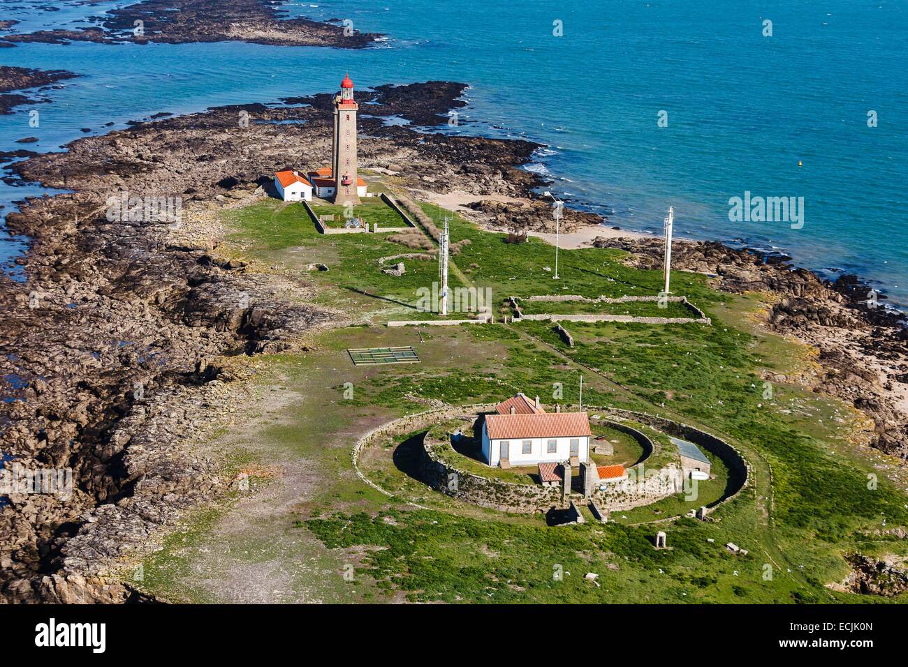 France, Vendée, Ile du pilier, le sémaphore et le phare (vue aérienne ...