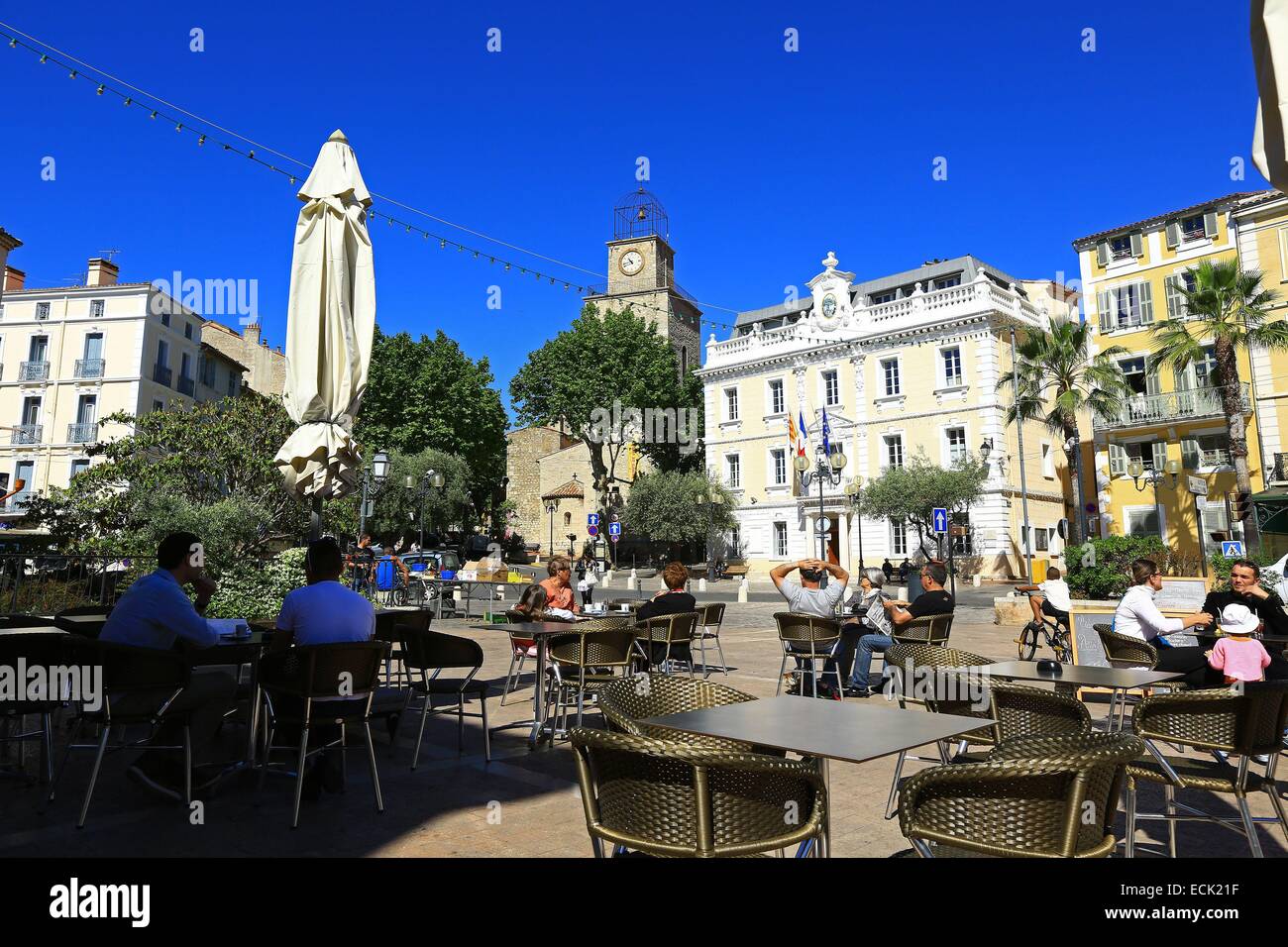 La France, Var, Ollioules, Avenue du Général de Gaulle, l'hôtel de ...