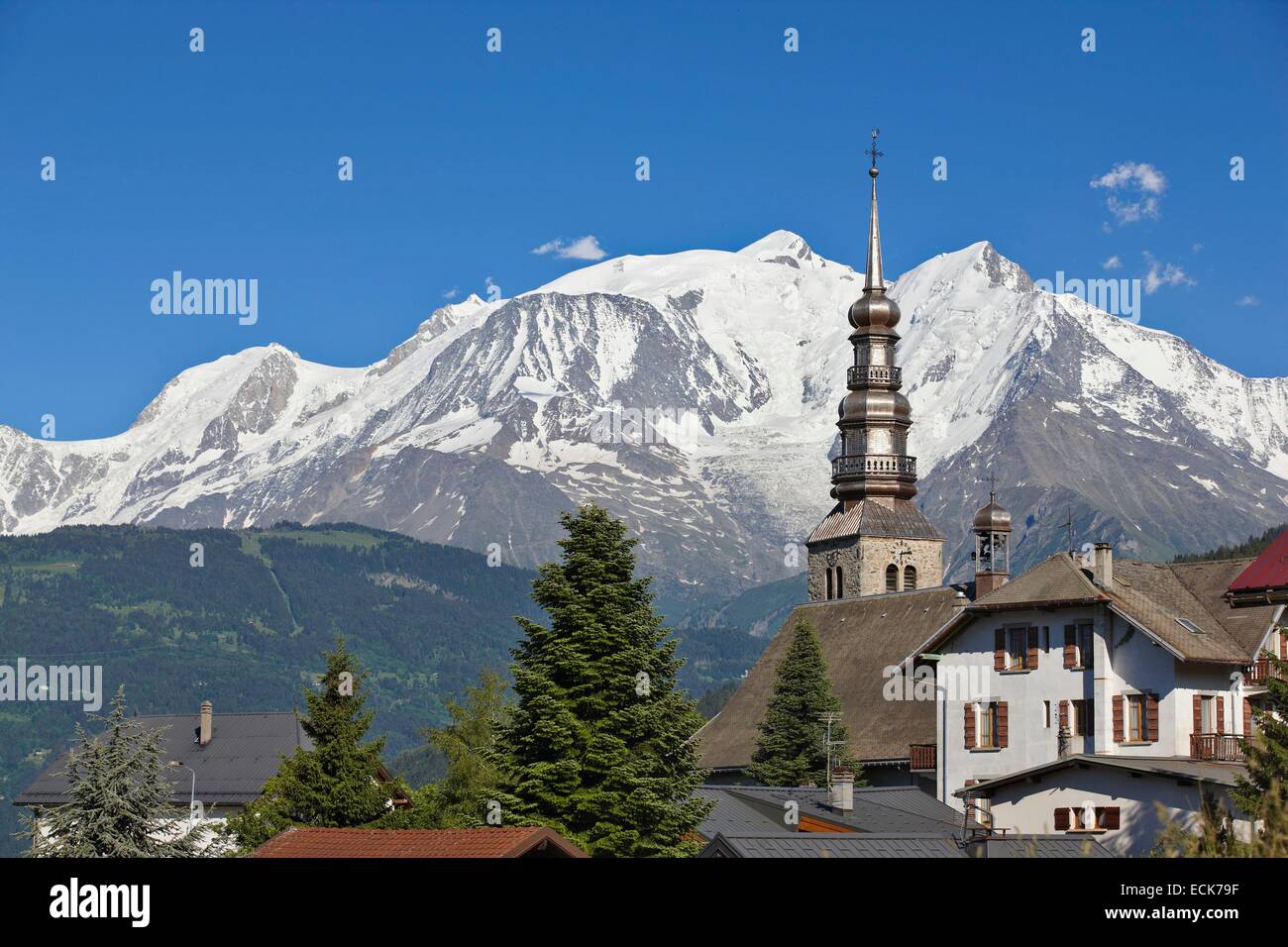 France, Haute Savoie, Combloux, église de Combloux village et Mont ...