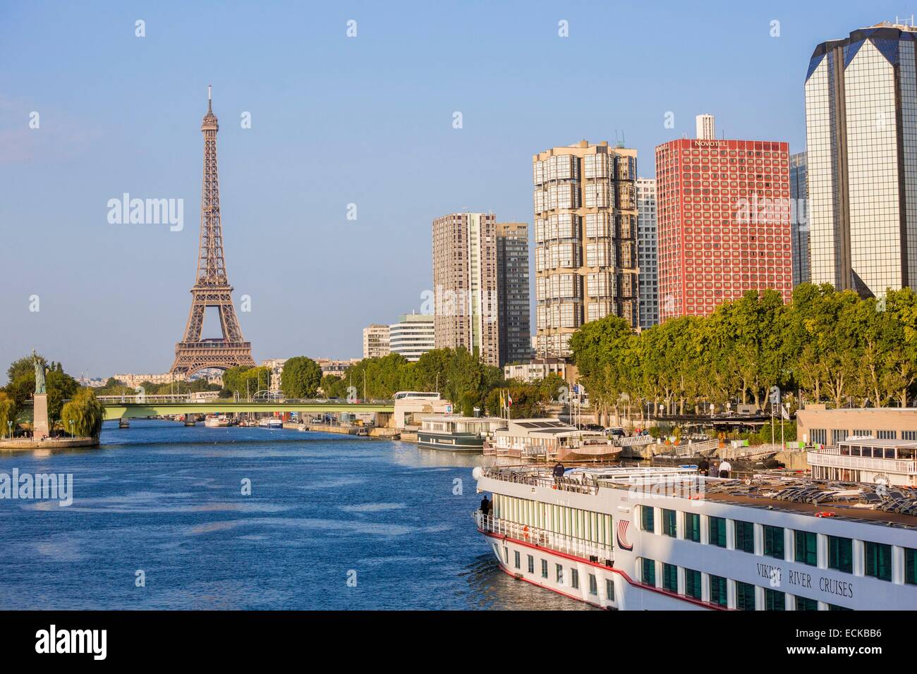 France, Paris, la Seine, les bâtiments du Front de Seine et la Tour ...