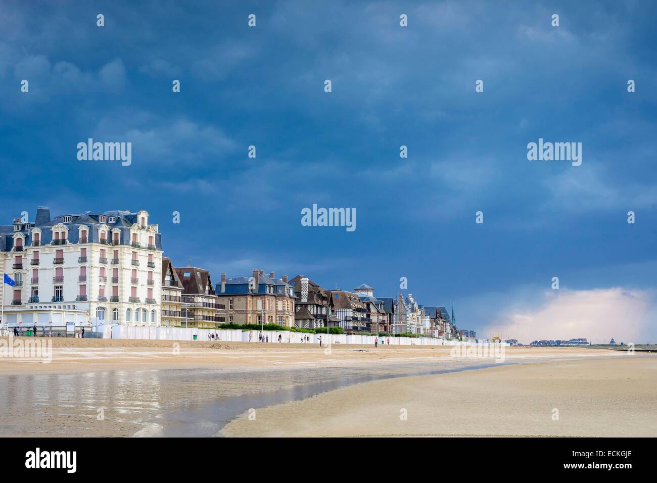 Houlgate plage Banque de photographies et d’images à haute résolution ...