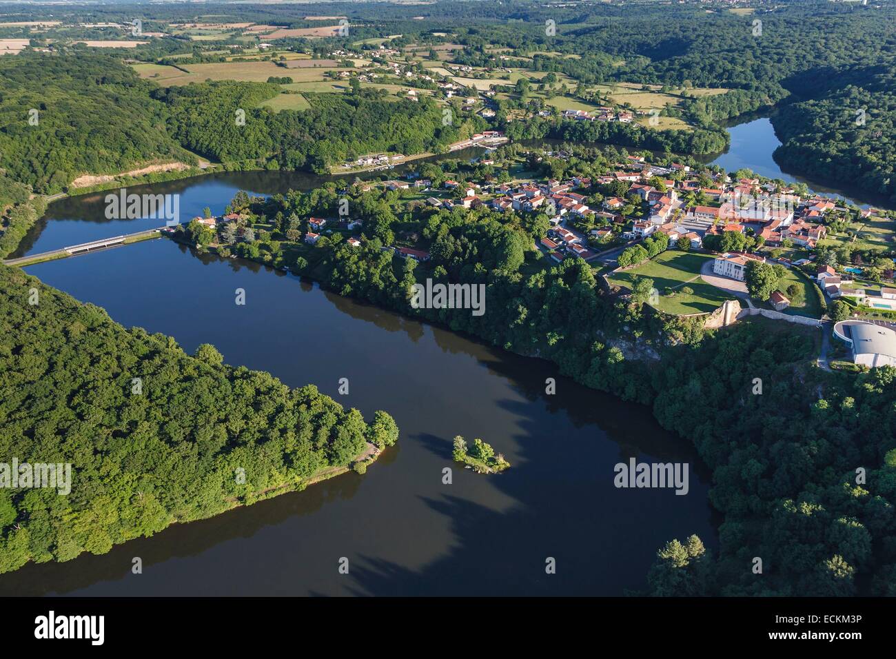 France, Vendée, Chaix, le village et la rivière MΦre (vue aérienne ...