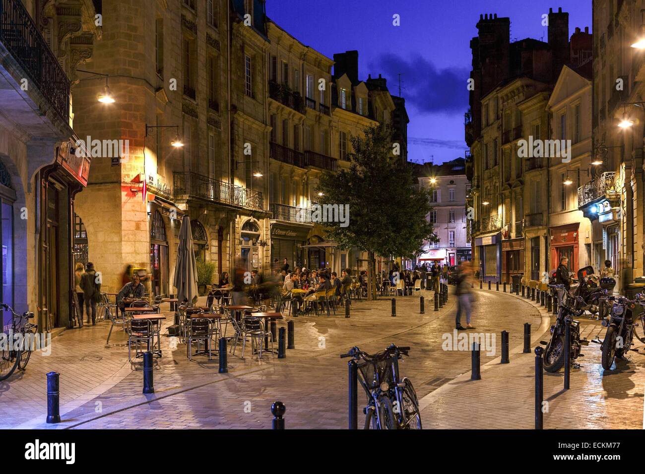 France, Gironde, Bordeaux, Sainte Colombe, rue scène de rue de nuit ...