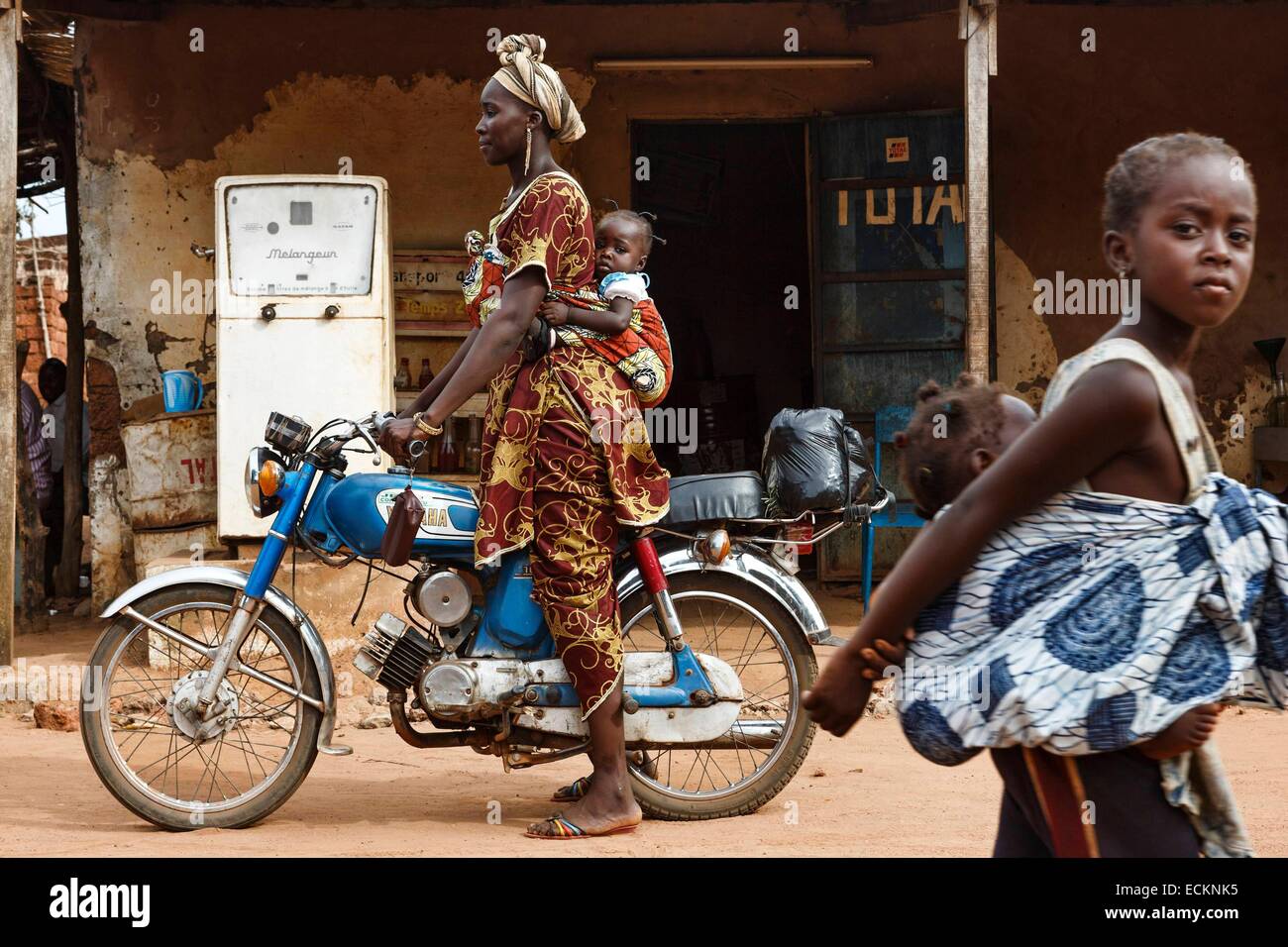 Le Burkina Faso, Bobo Dioulasso, Toussiana, femme africaine portant son ... Le Burkina Faso, Bobo Dioulasso, Toussiana, femme africaine portant son ...