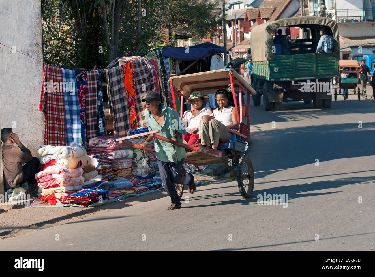 Pousse pousse driver madagascar Banque de photographies et d’images à ...