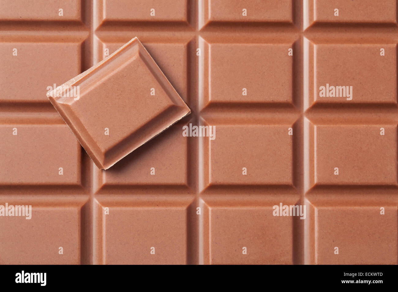 Chocolat au lait tranche de mettre sur un bloc de chocolat Photo Stock ...