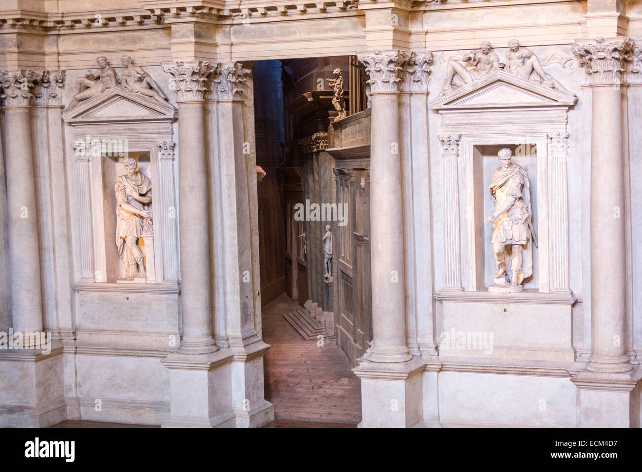 Détail de la scaenae frons du Teatro Olimpico. Par Andrea Palladio ...
