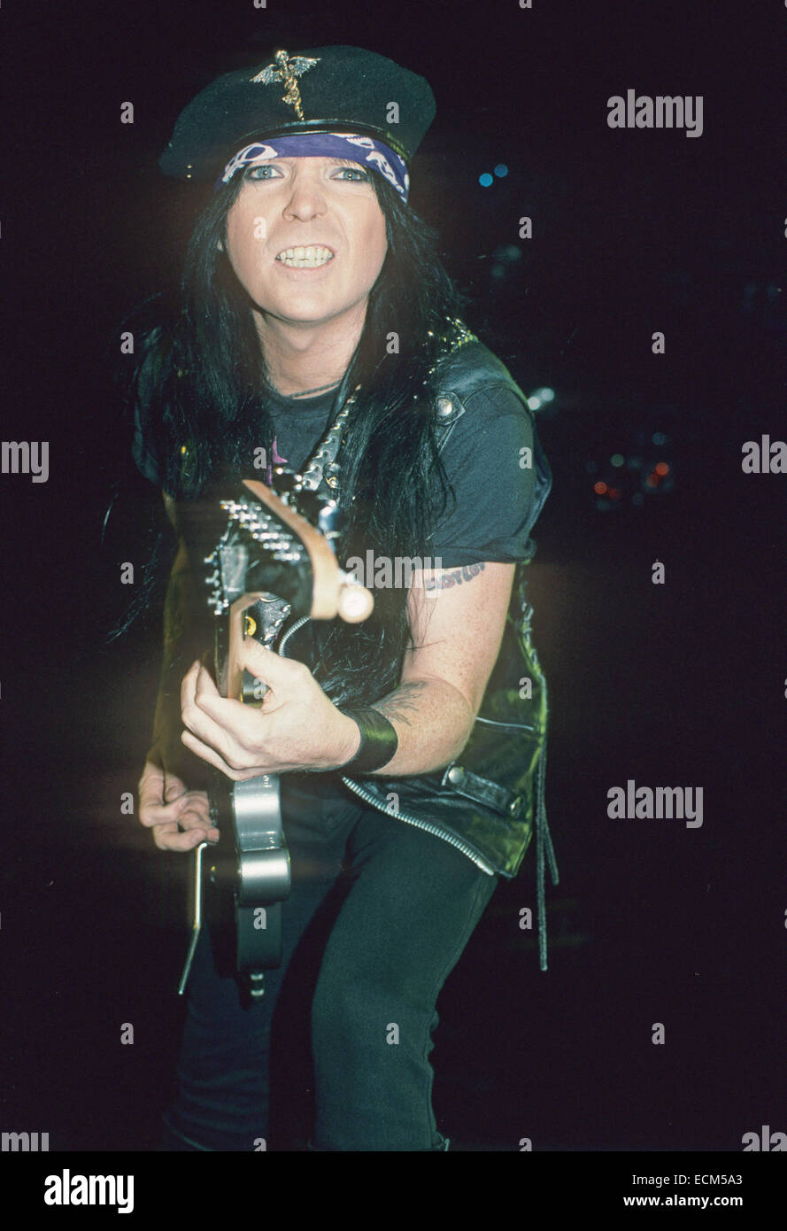 MOTLEY CRUE avec groupe rock américain Mick Mars en 1990. Photo Jeffrey ...