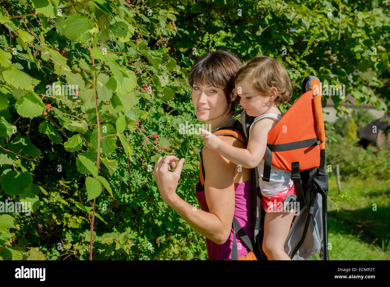 Petite fille assis forêt exercice Banque de photographies et d’images à haute résolution - Alamy