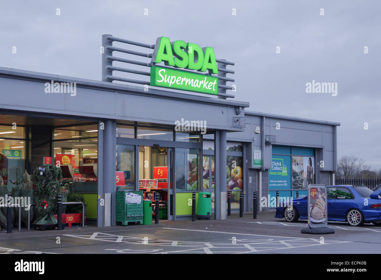 Asda devant le magasin Banque de photographies et d’images à haute ...