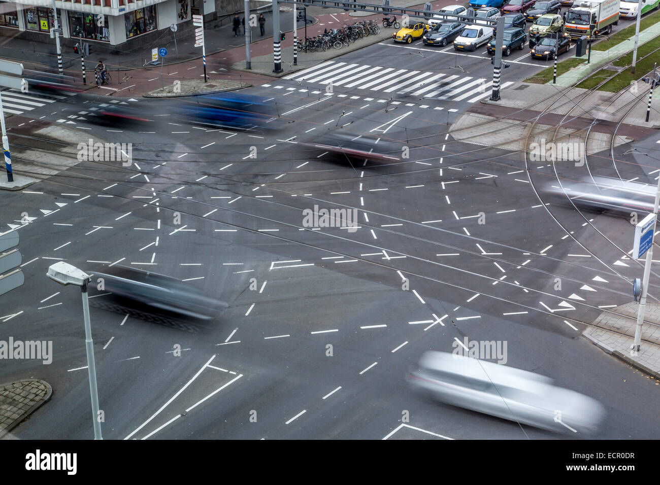 Grand Road intersection, le marquage routier pour diverses voies de ...