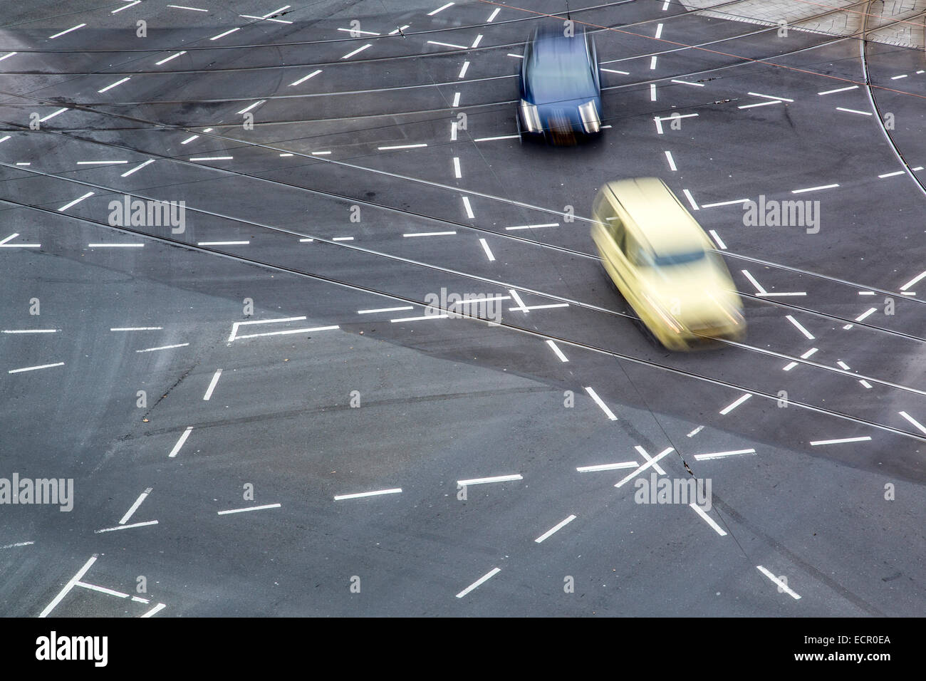Grand Road intersection, le marquage routier pour diverses voies de ...